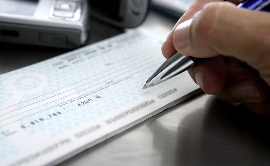 ¿Does Walgreens cash checks? Everything you need to know